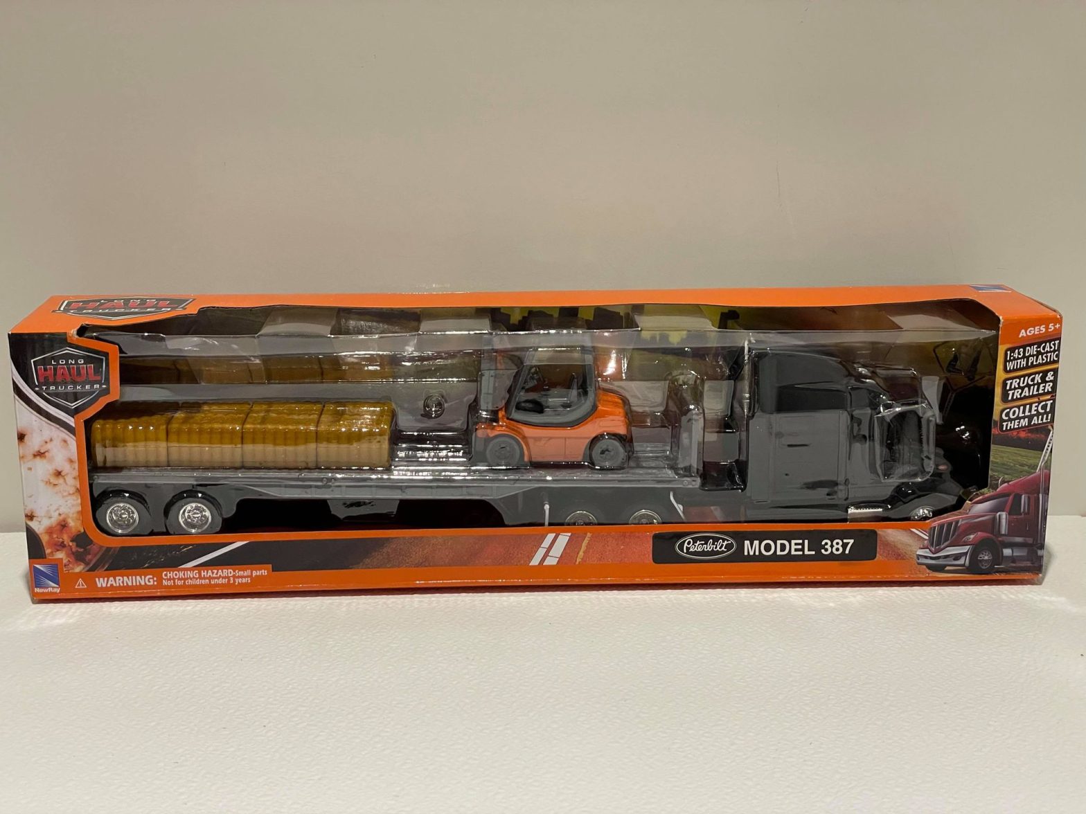 Peterbilt Model 387 avec Flatbed + Lift · Distribution Diecast64