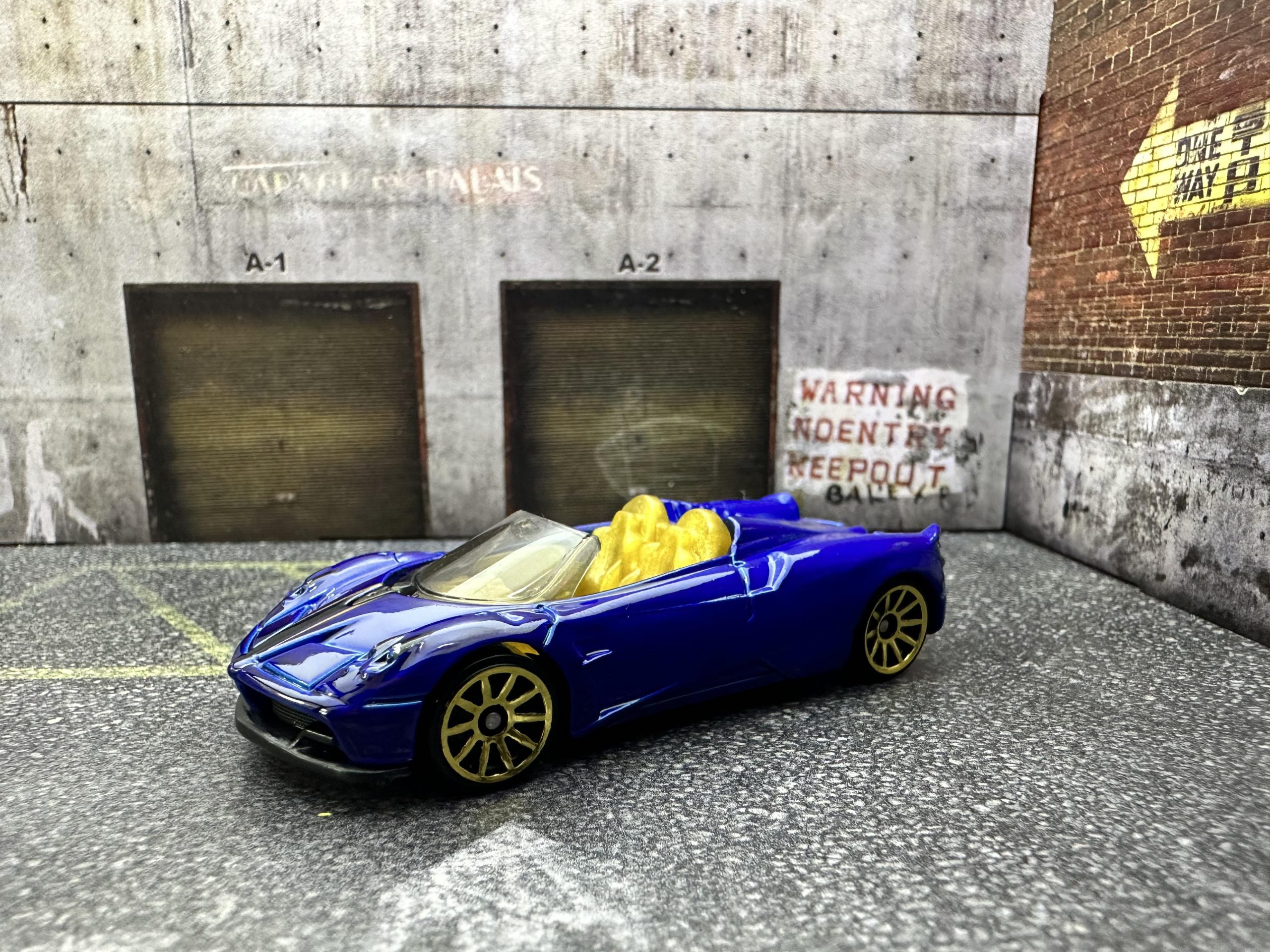 '17 Pagani Huayra Roadster · Distribution Diecast64
